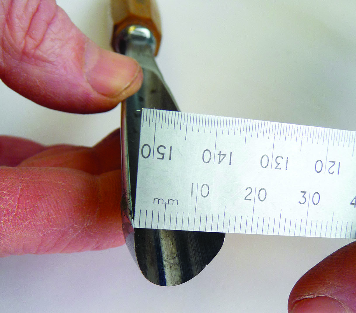 Beginner's Guide to Gouges and Chisels for Woodcarving