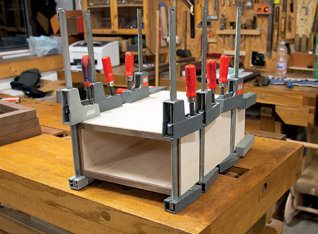 Elegant Desk Design: Combining Economy with Luxury Materials